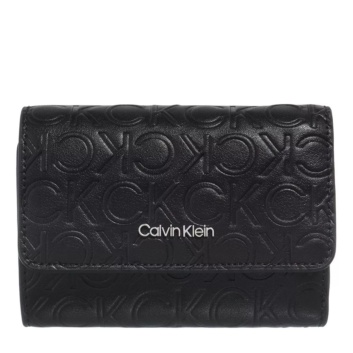 Calvin Klein Ck Must Trifold Sm Emb Mono Ck Black Tri Fold Portemonnaie